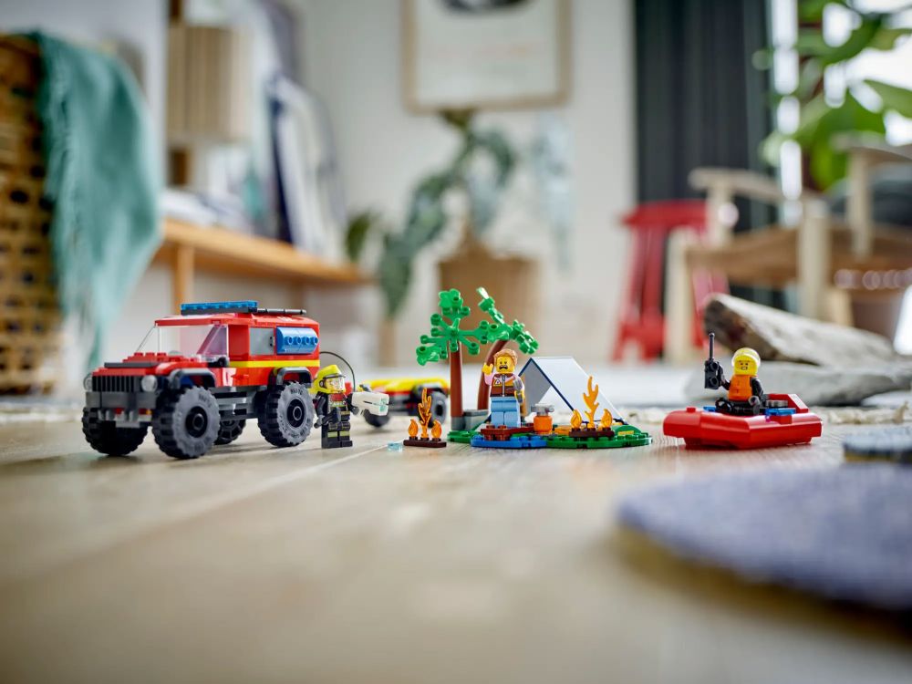 LEGO City 60412 pas cher, Le camion de pompiers 4x4 et le canot de ...