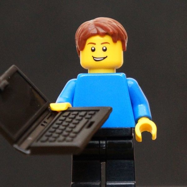 Personnages célèbres de l'histoire de l'informatique en minifigurine LEGO